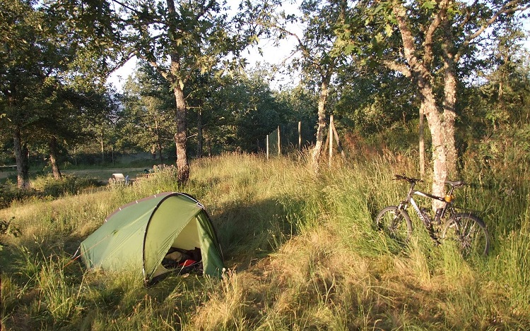 Acampada: las leyes que debes conocer para evitar una multa