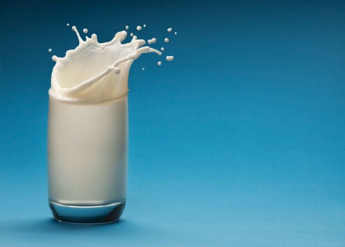 Leche entera, semidesnatada o desnatada: cuál debes tomar y por qué