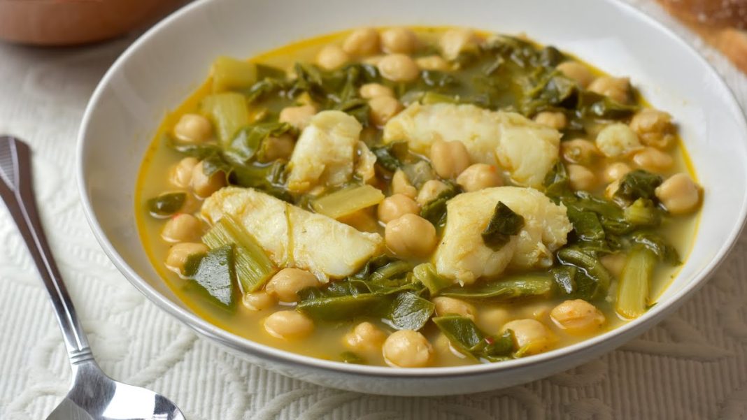 Receta de un saludable potaje de garbanzos con bacalao y acelgas