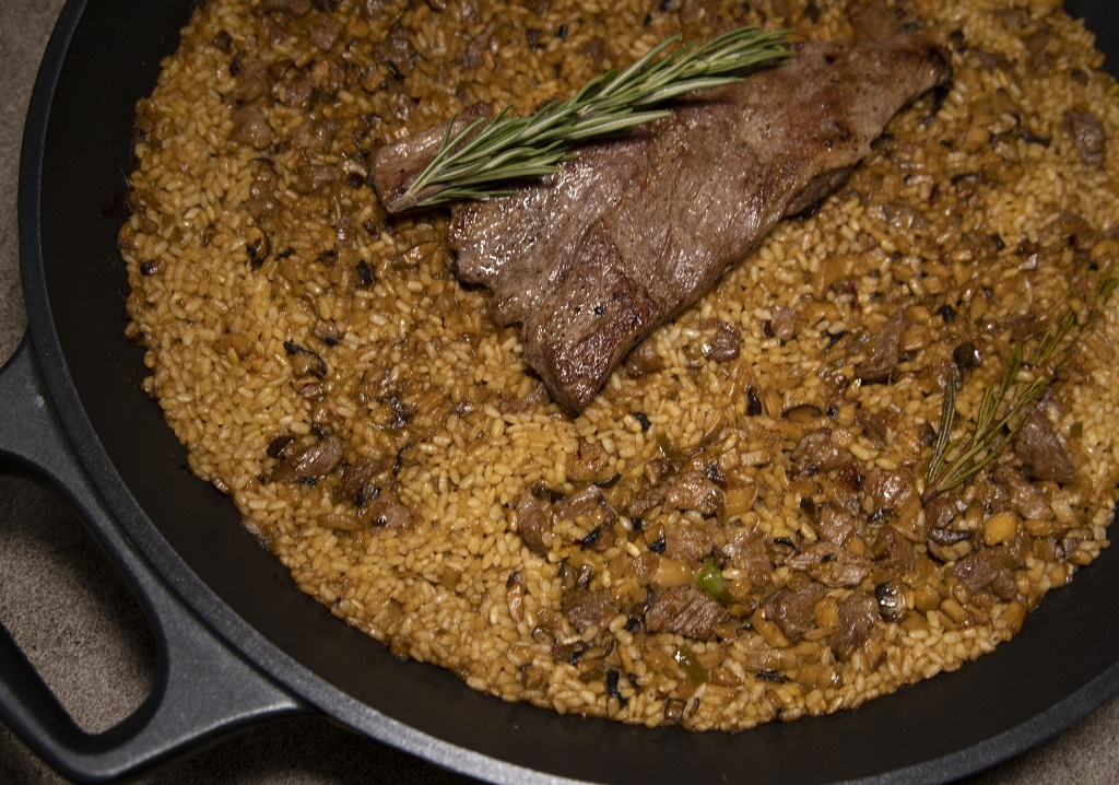 Receta de arroz con secreto ibérico y boletus: ¡Un Festín de Sabores!
