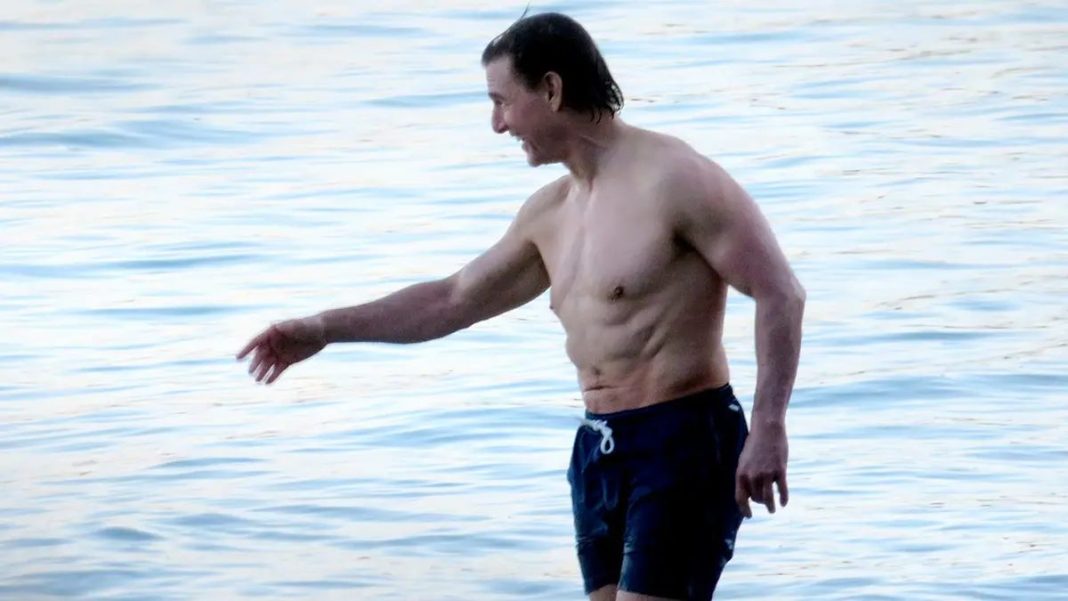Así luce Tom Cruise sin camisa actualmente a los 60 años